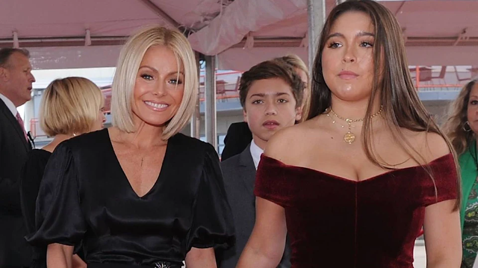 Kelly Ripa and Mark Consuelos' daughter, Lola, wants to put them in a ...