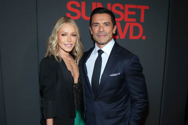 Kelly Ripa Says She Likes to Control Husband Mark Consuelos 24/7 After ...