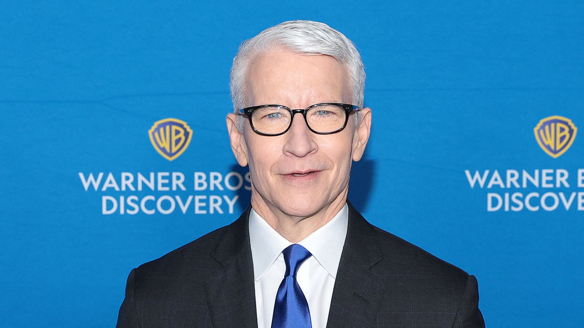Anderson Cooper wipes away tears as he opens up about entering “a new chapter” in his life: “I ...